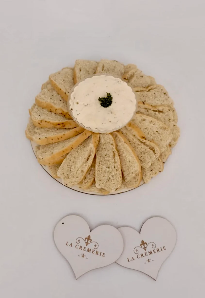Panera + Dip mediterráneo – La Cremerie- Tablas de quesos